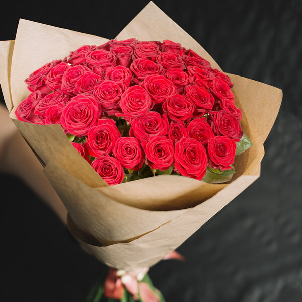 Bouquet de roses "57 GRANDES ROSES ROUGES" - Livraison Express | Florajet