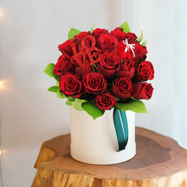 Bouquet de roses "20 ROSES ROUGES + PICS AMOUR" - Livraison Express ...