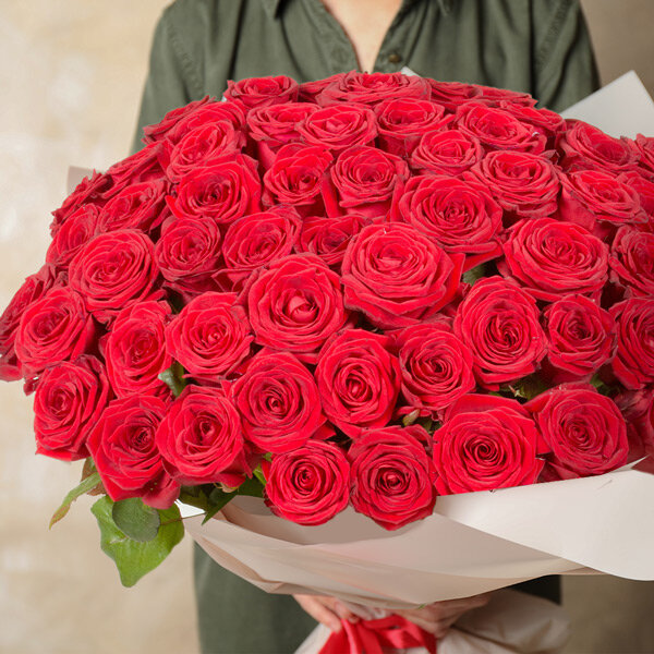 Bouquet de roses "83 GRANDES ROSES ROUGES" - Livraison Express | Florajet