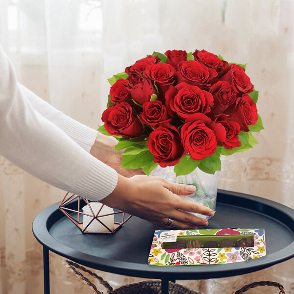Cadeaux Gourmands "15 ROSES ROUGES + VASE + 5 CHOCOLATS" - Livraison ...